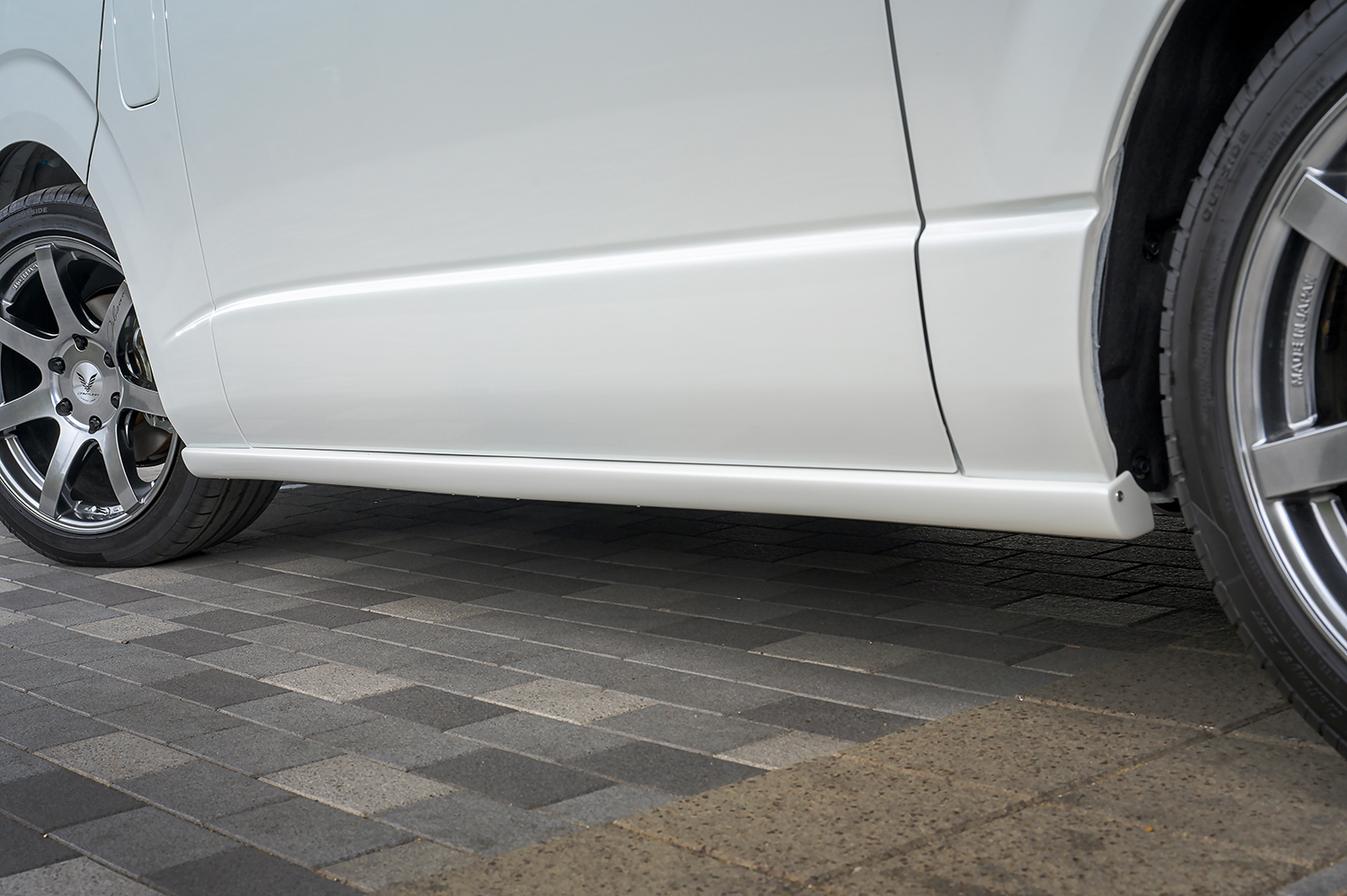 ハイエースをベースにしたコンプリートカー「GIBSONコンプリート」のご紹介｜グラビスオートファクトリー